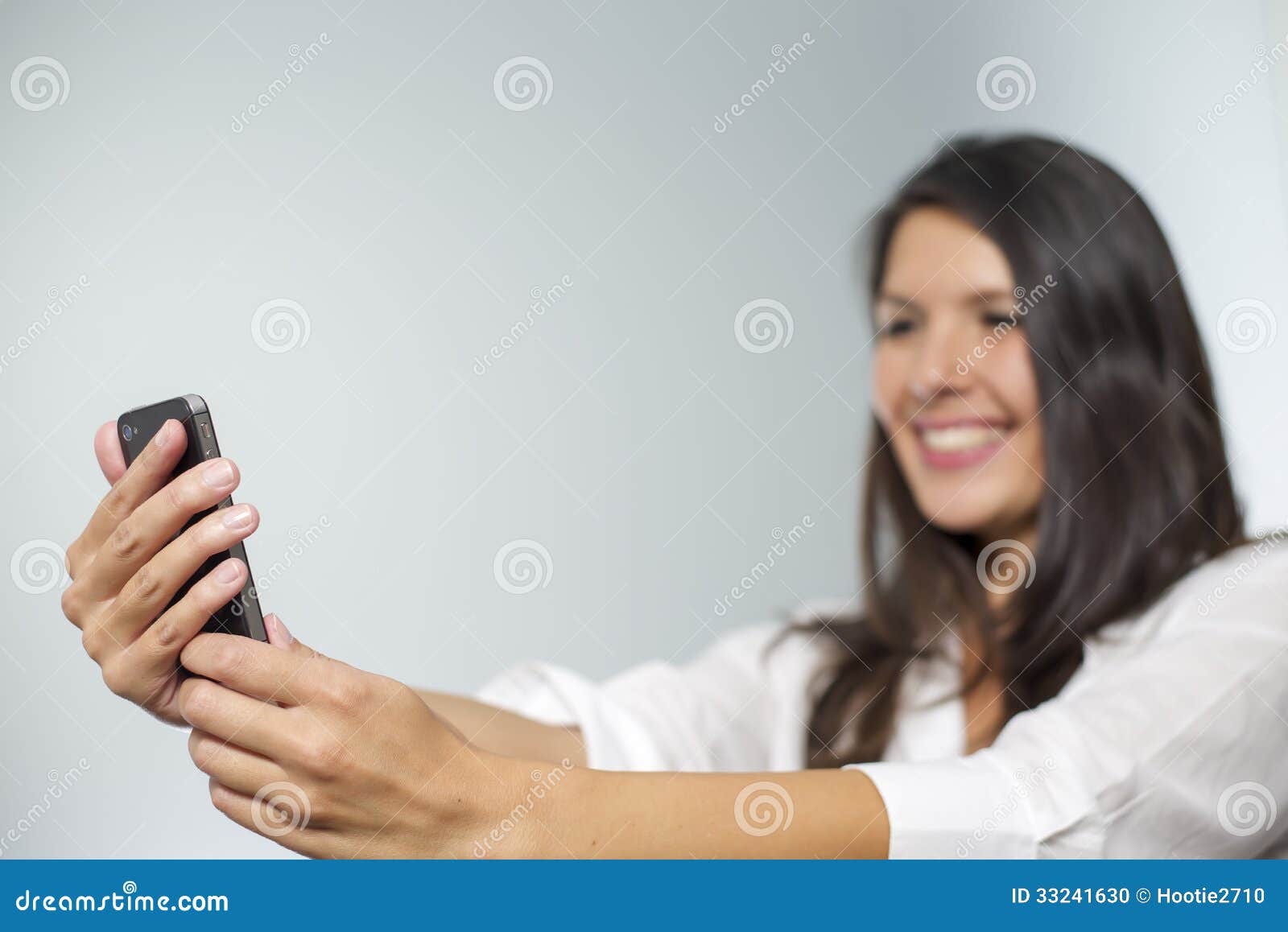 Donna con lo smartphone fotografia stock. Immagine di tecnologia - 33241630