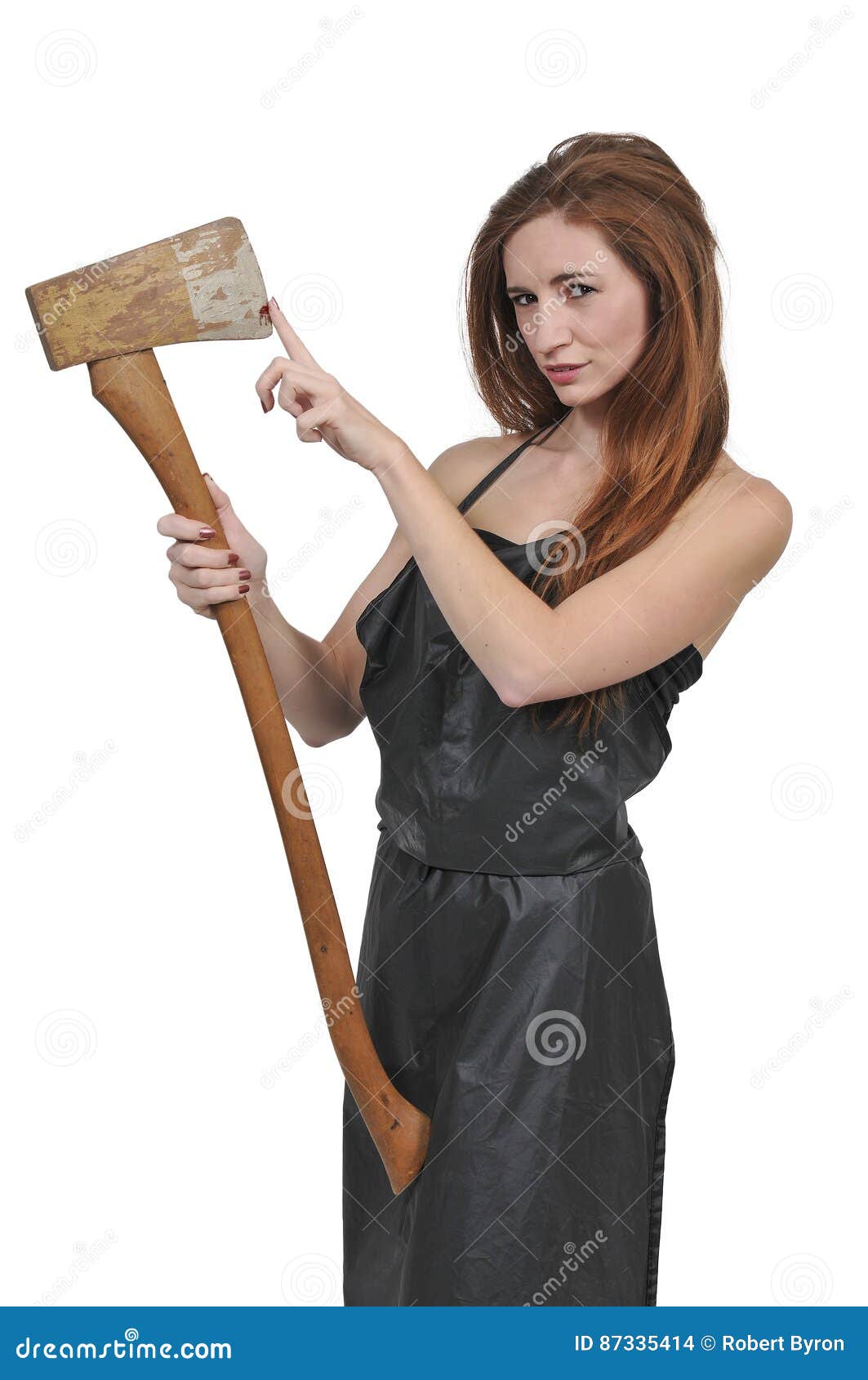Donna con un'ascia fotografia stock. Immagine di taglio - 87335414