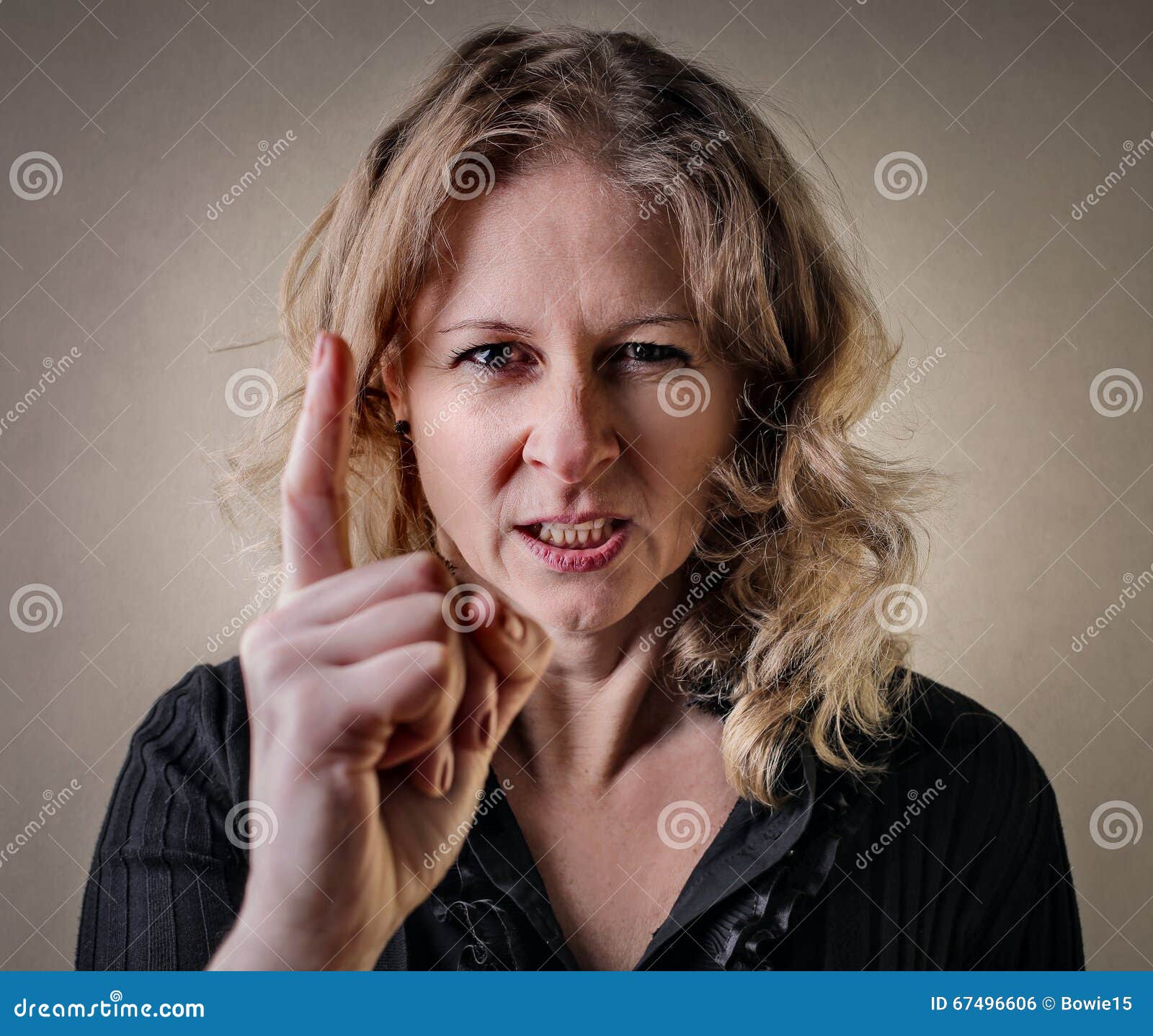Donna Con Un'espressione Di Rabbia Fotografia Stock - Immagine di ...