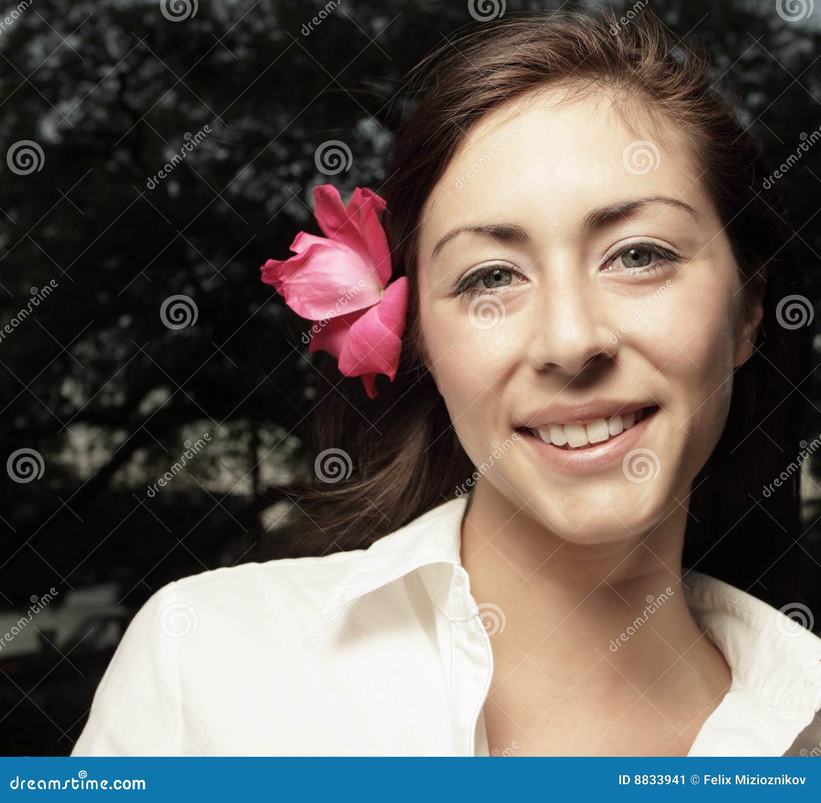 Donna con un fiore immagine stock. Immagine di bellezza - 8833941