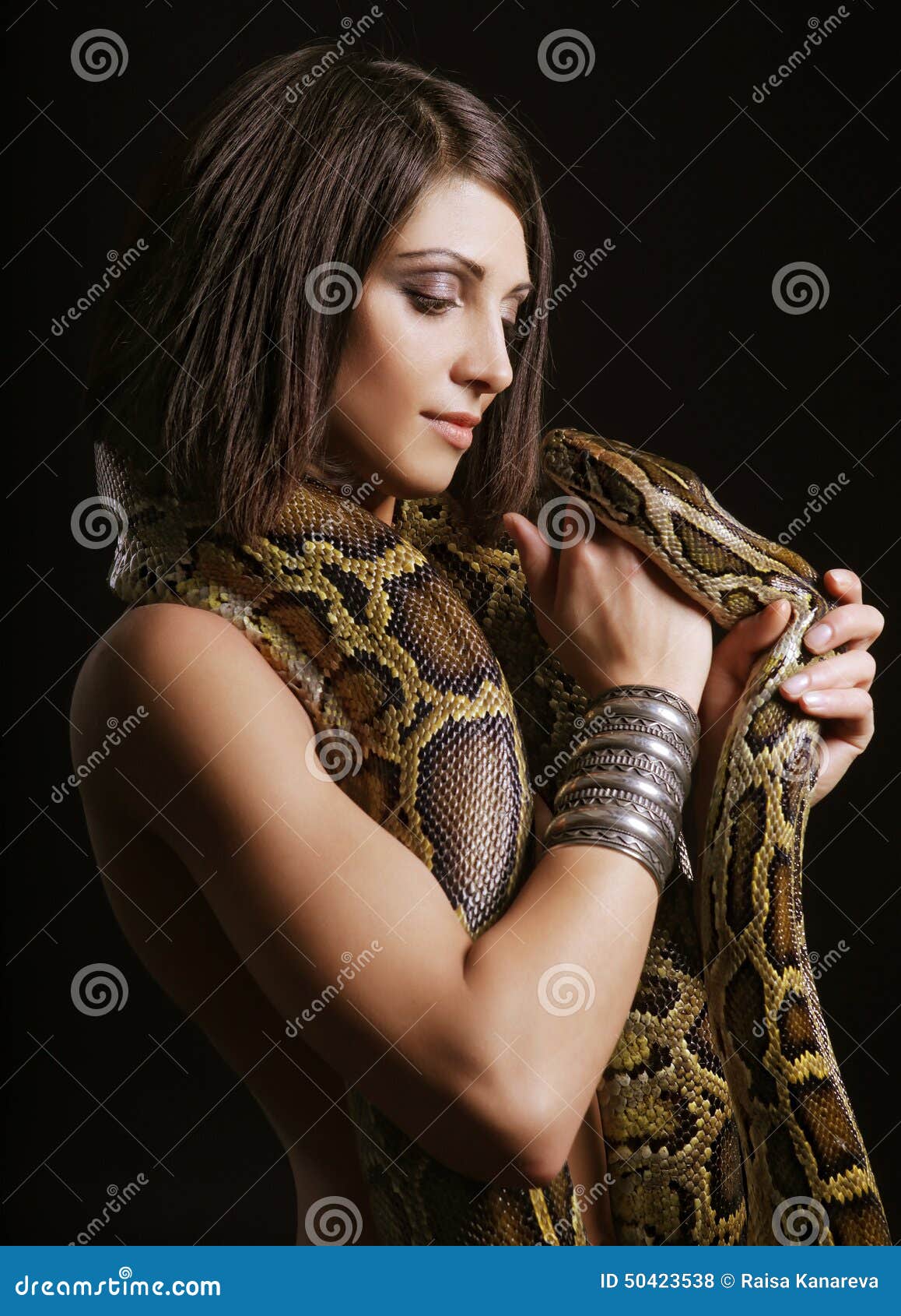 Donna con un serpente fotografia stock. Immagine di lussuoso - 50423538