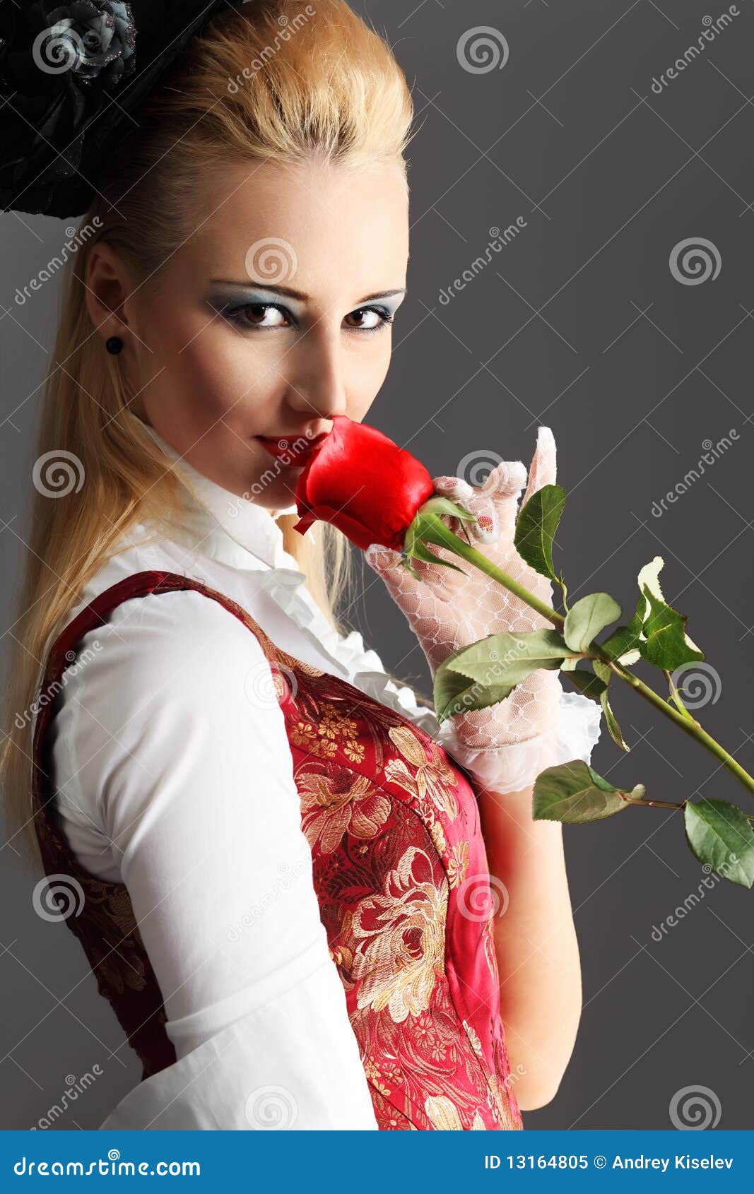 Donna con una rosa immagine stock. Immagine di vestiti - 13164805