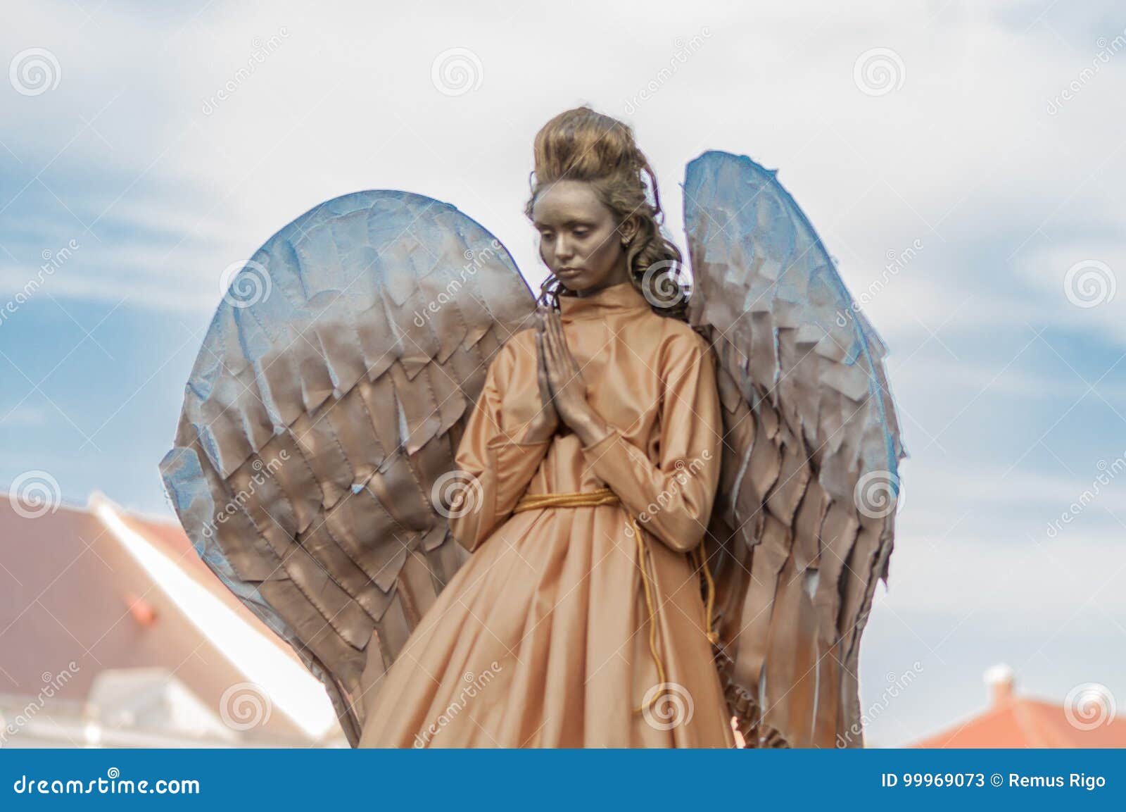 Donna in costume di angelo fotografia stock editoriale. Immagine di ...