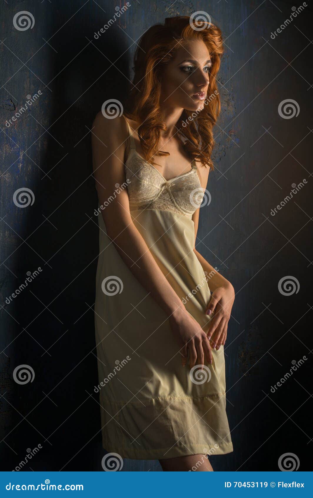 Donna Dai Capelli Rossi In Vestito Bianco Immagine Stock Immagine Di