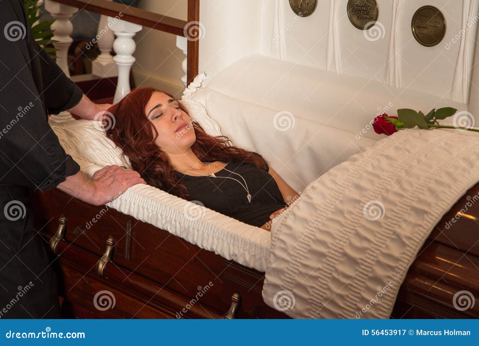 Donna deceduta immagine stock. Immagine di aperto, servizio - 56453917