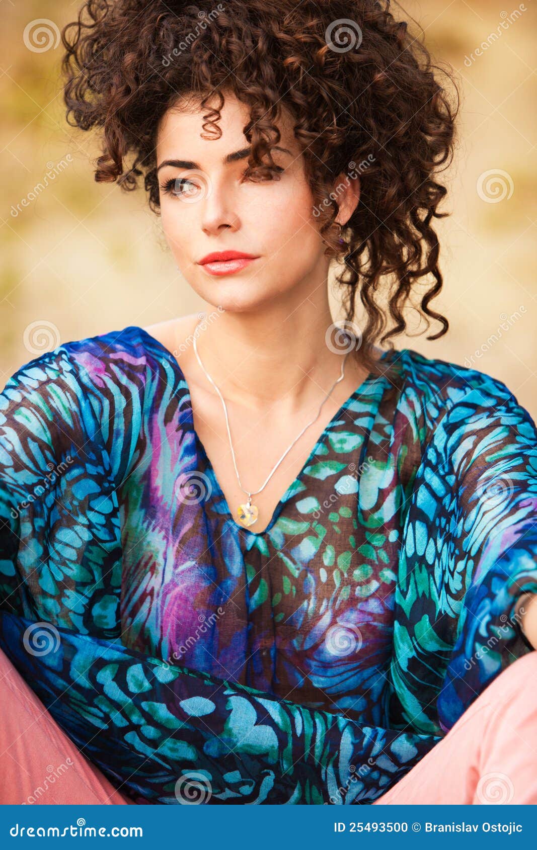 Donna dei capelli ricci fotografia stock. Immagine di giovane - 25493500