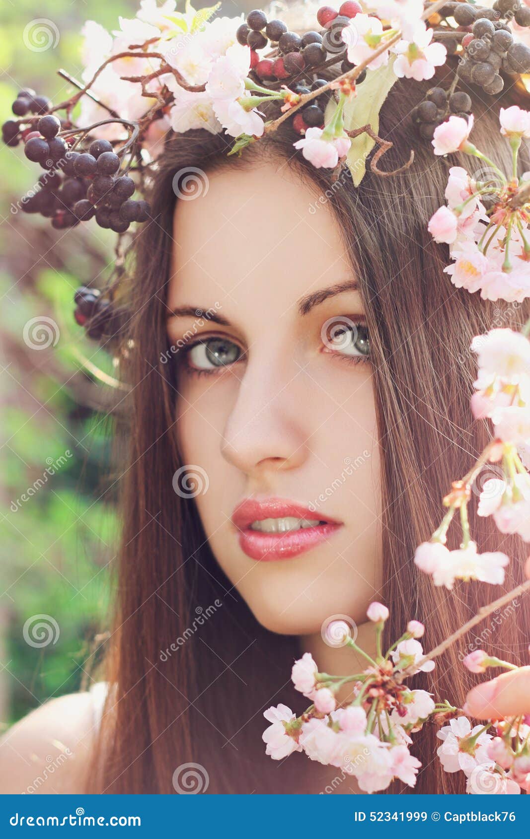 Donna Del Fiore Della Primavera Immagine Stock - Immagine di estate ...