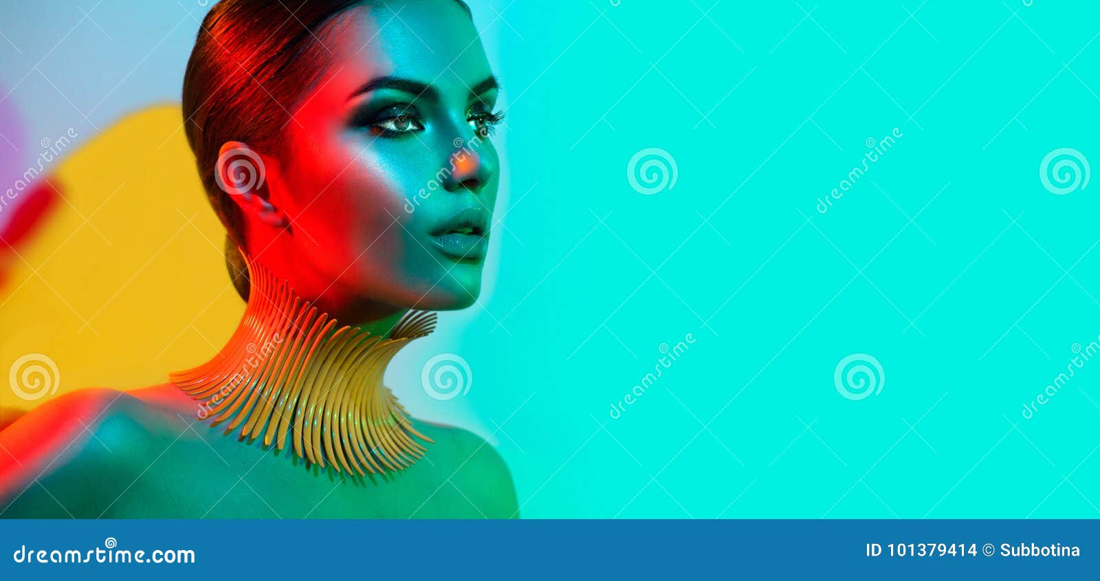 Donna Del Modello Di Moda Nella Posa Variopinta Delle Luci Intense ...