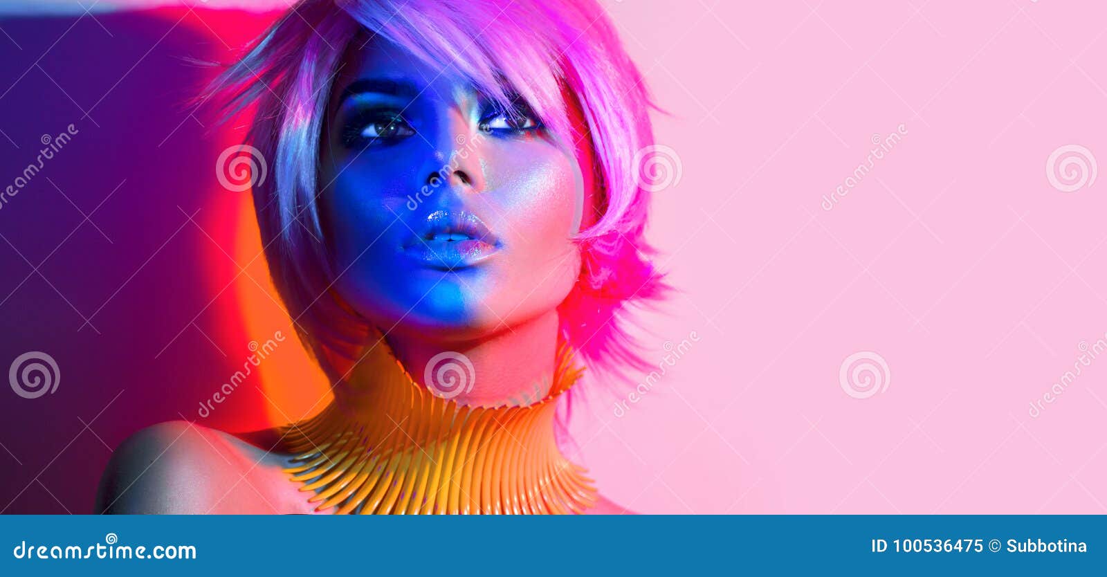 Donna Del Modello Di Moda Nelle Luci Intense Variopinte Immagine Stock ...