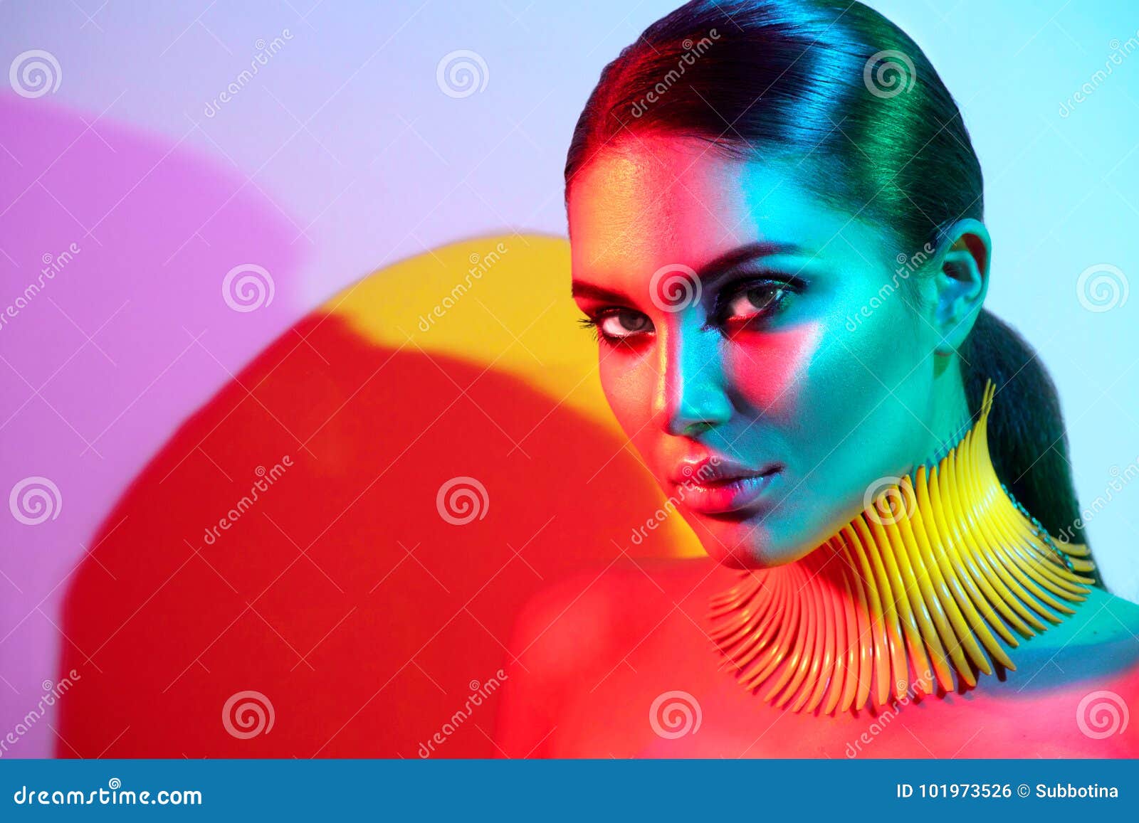 Donna Del Modello Di Moda Nelle Luci Intense Variopinte Fotografia ...