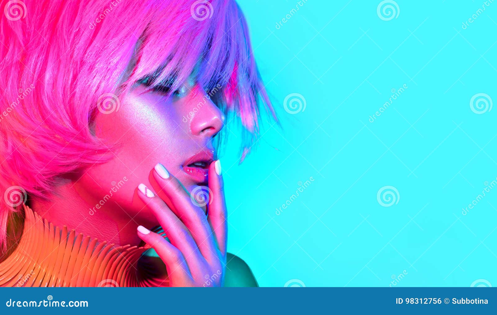 Donna Del Modello Di Moda Nelle Luci Intense Variopinte Fotografia ...