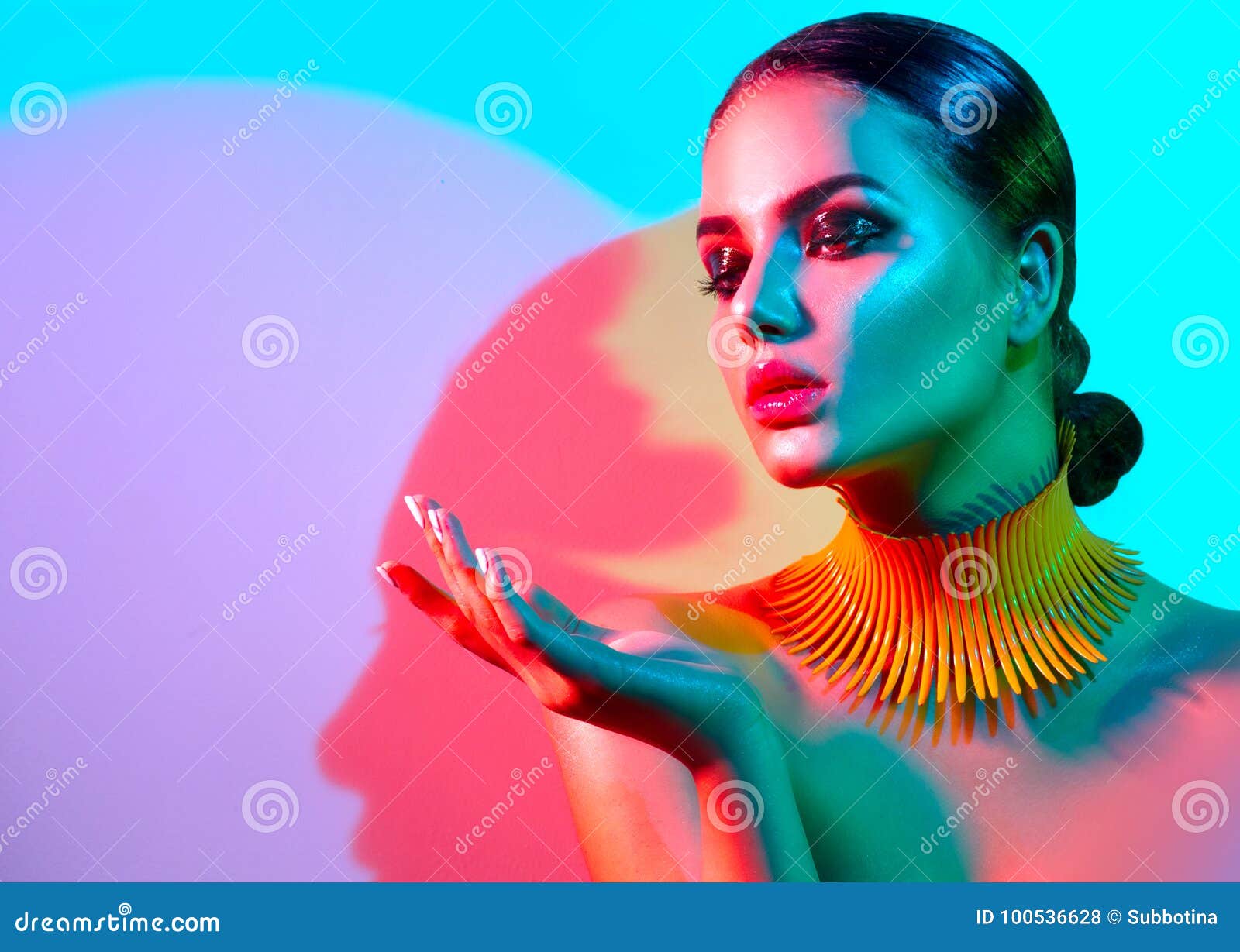 Donna Del Modello Di Moda Nelle Luci Intense Variopinte Che Posano ...