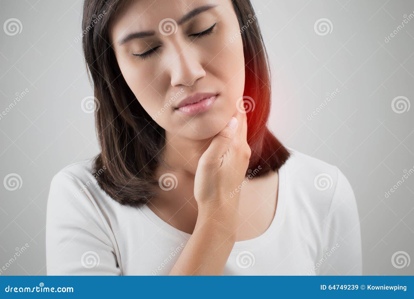 Donna della gola irritata immagine stock. Immagine di paziente - 64749239