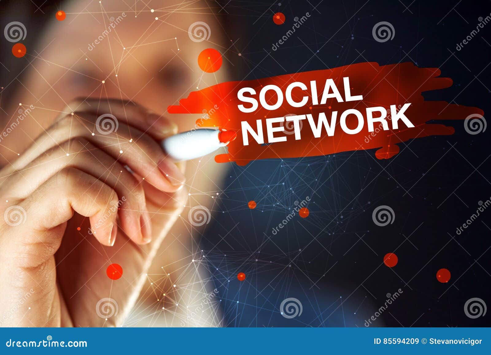 Donna Di Affari Che Analizza Rete Sociale Immagine Stock - Immagine di ...