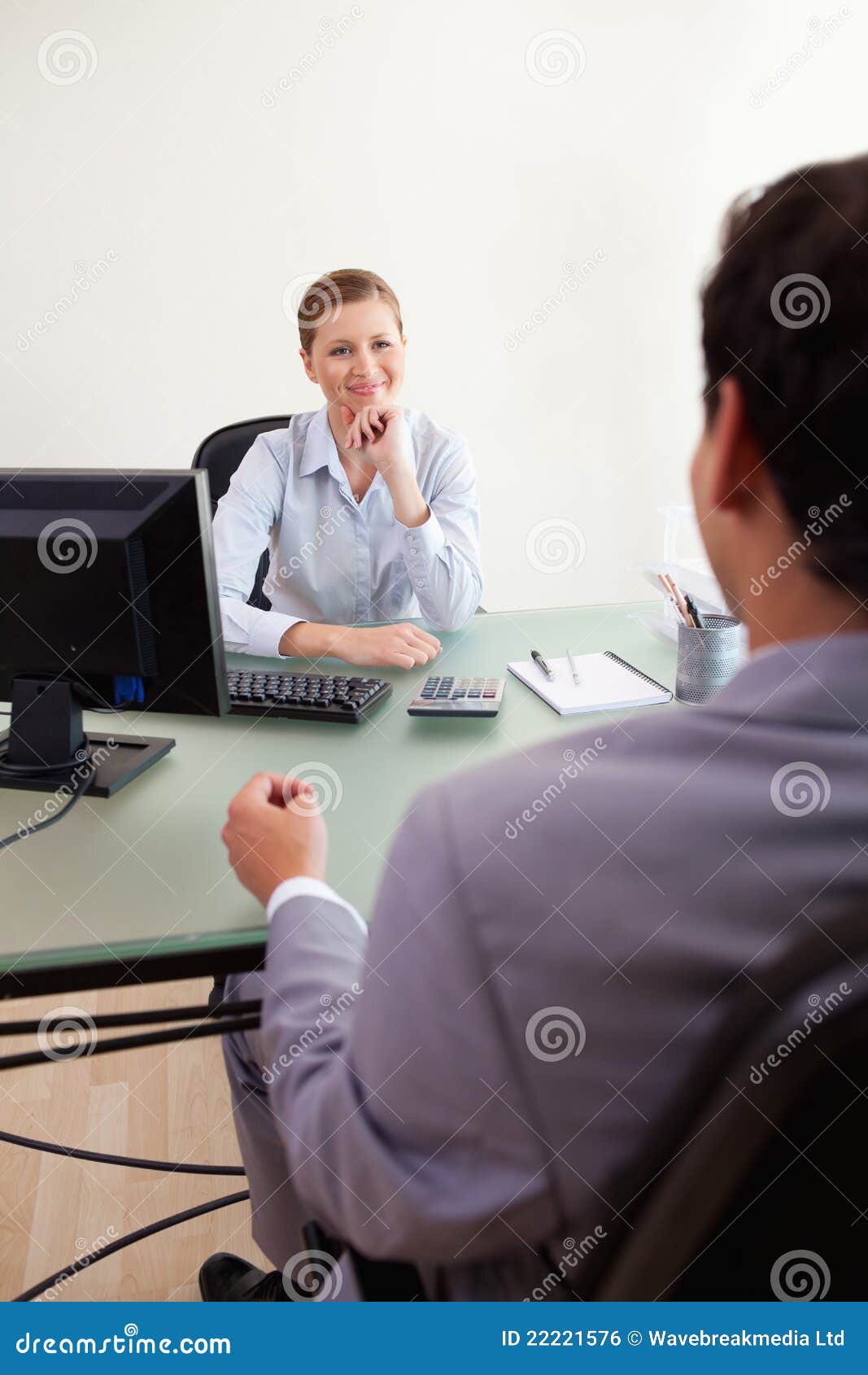 Donna Di Affari Che Ascolta Il Cliente Fotografia Stock - Immagine di ...