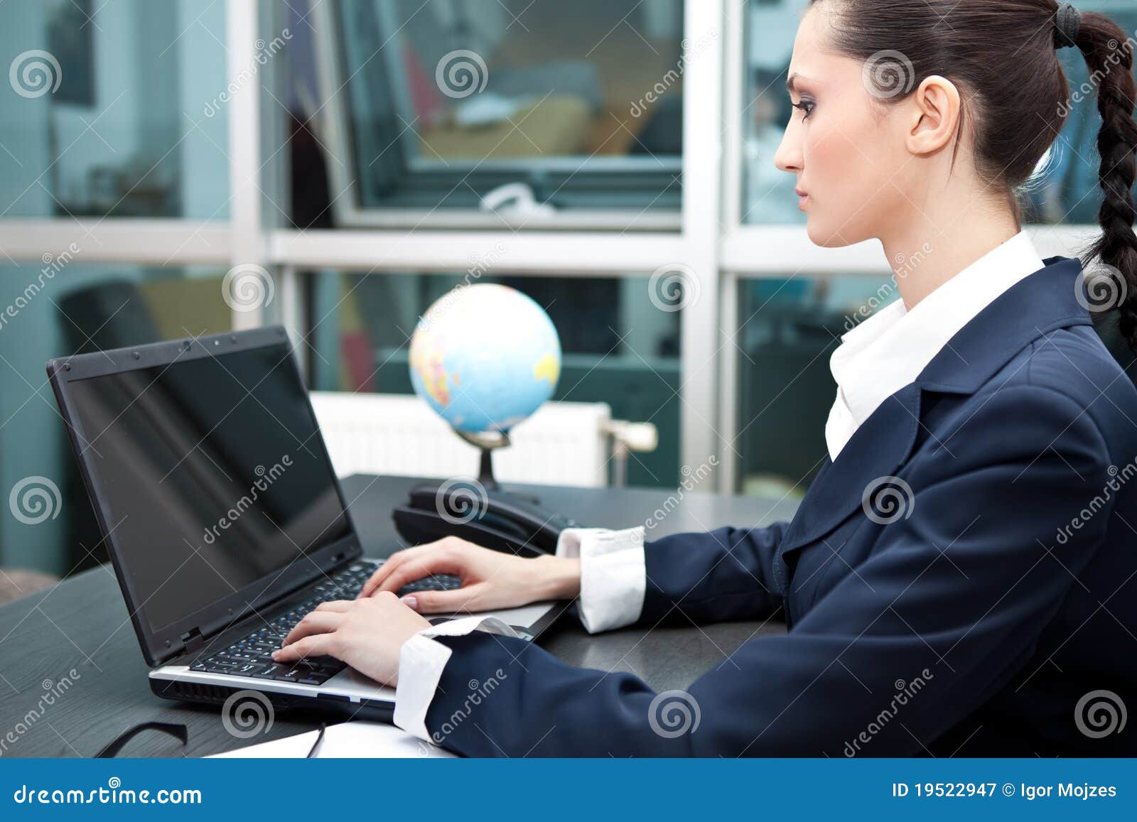 Donna Di Affari Che Digita Sul Computer Portatile Immagine Stock ...