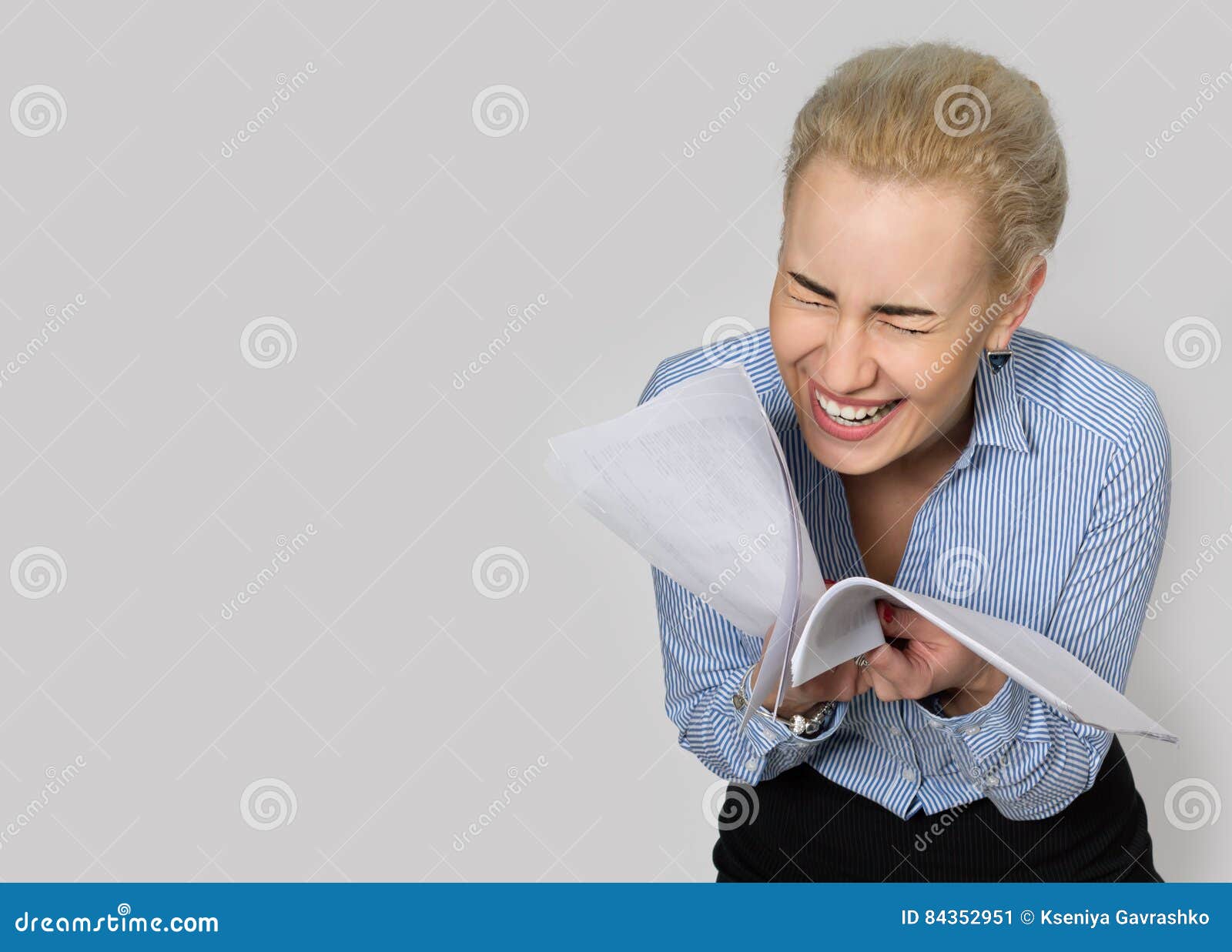 Donna Di Affari Che Legge Un Documento E Le Risate Immagine Stock ...