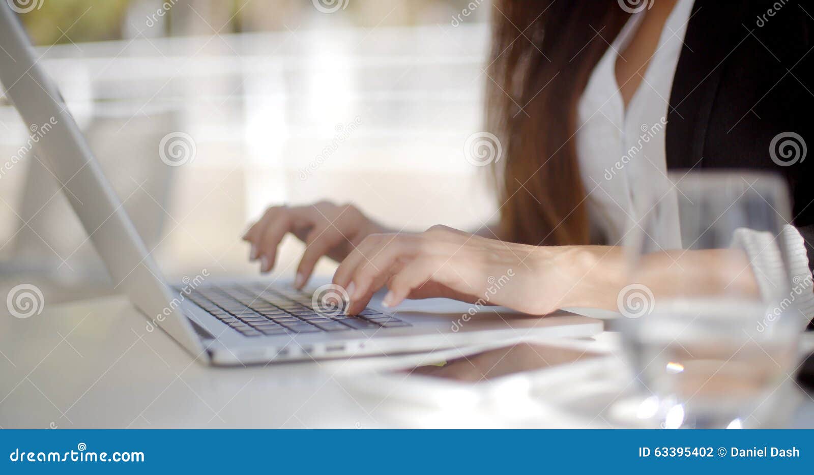 Donna Di Affari Che Scrive Su Un Computer Portatile Fotografia Stock ...