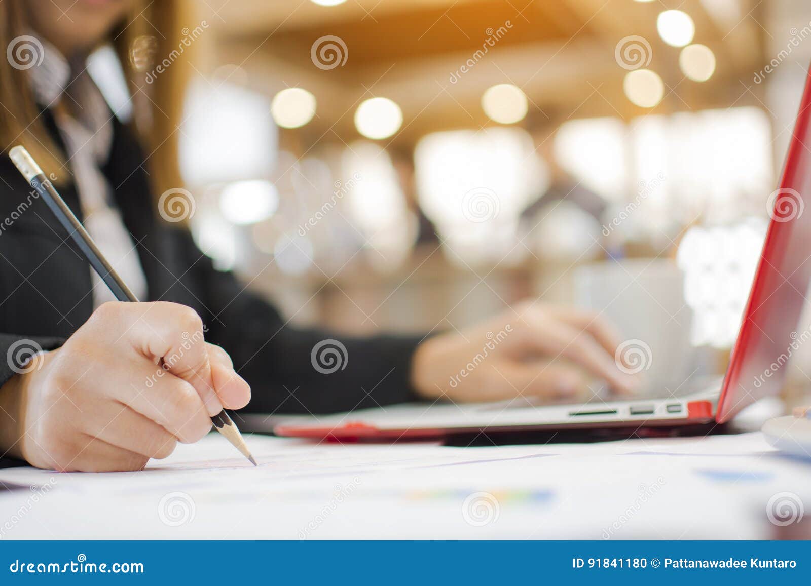 Donna Di Affari Che Scrive Sul Computer Portatile E Che Scrive La Nota ...