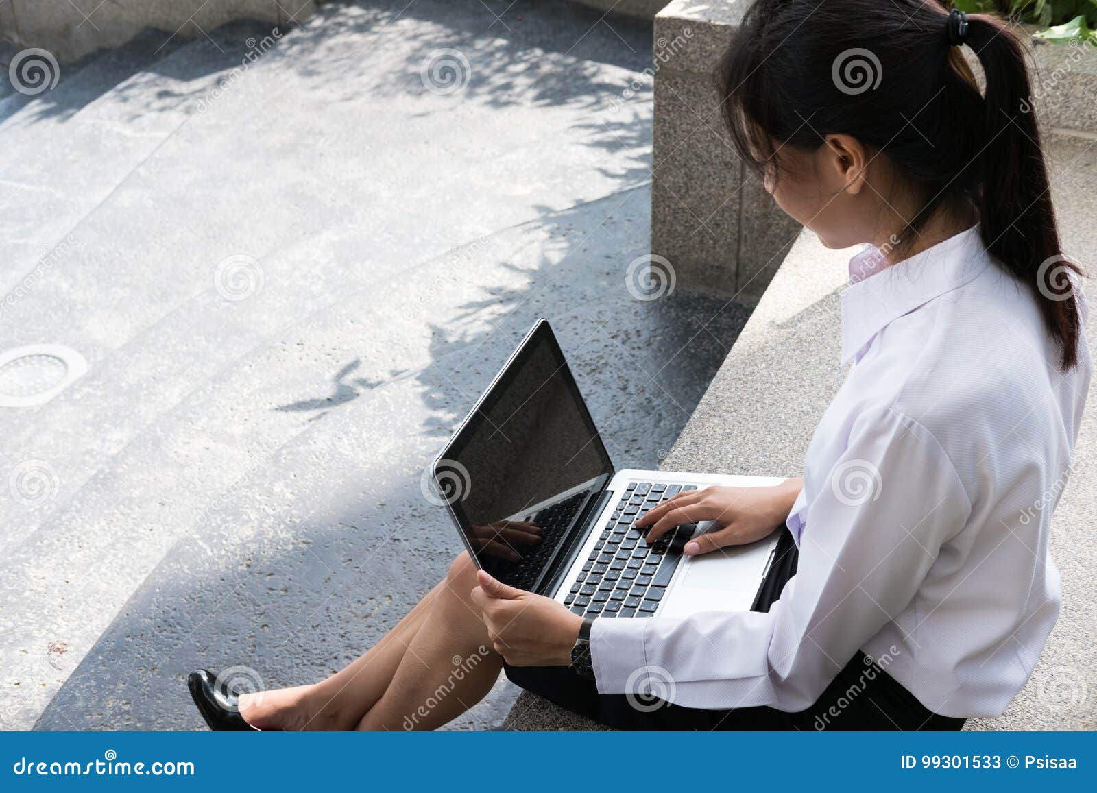 Donna Di Affari Con Il Computer Portatile Che Si Siede Fuori Dell ...