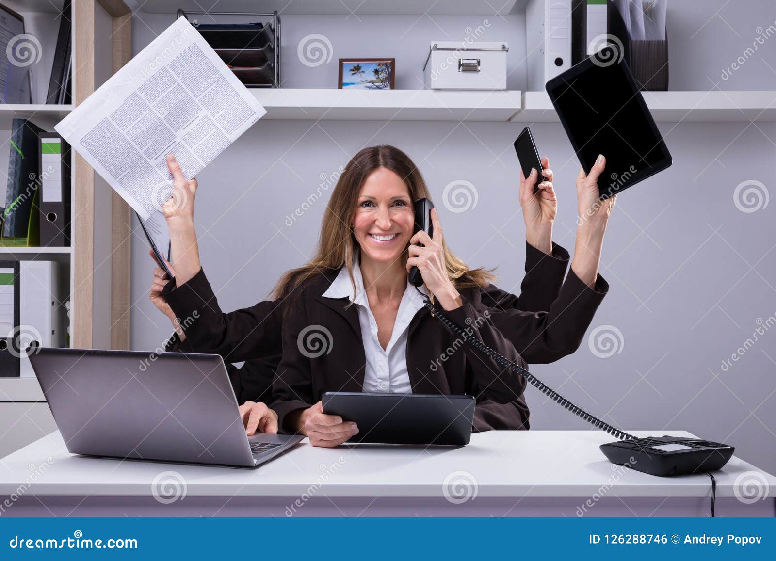 Donna Di Affari Doing Multitasking Work in Ufficio Fotografia Stock ...