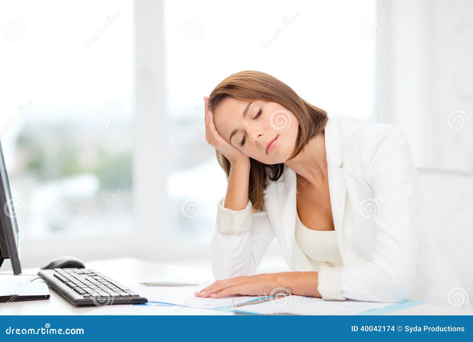 Donna Di Affari Stanca Con Il Computer E Le Carte Fotografia Stock ...