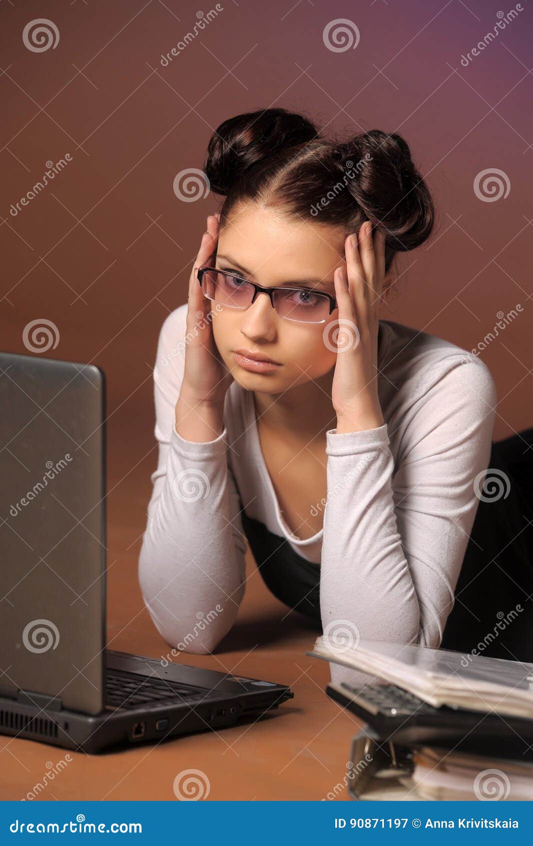 Donna Di Affari Stanca Davanti Al Computer Portatile Immagine Stock ...