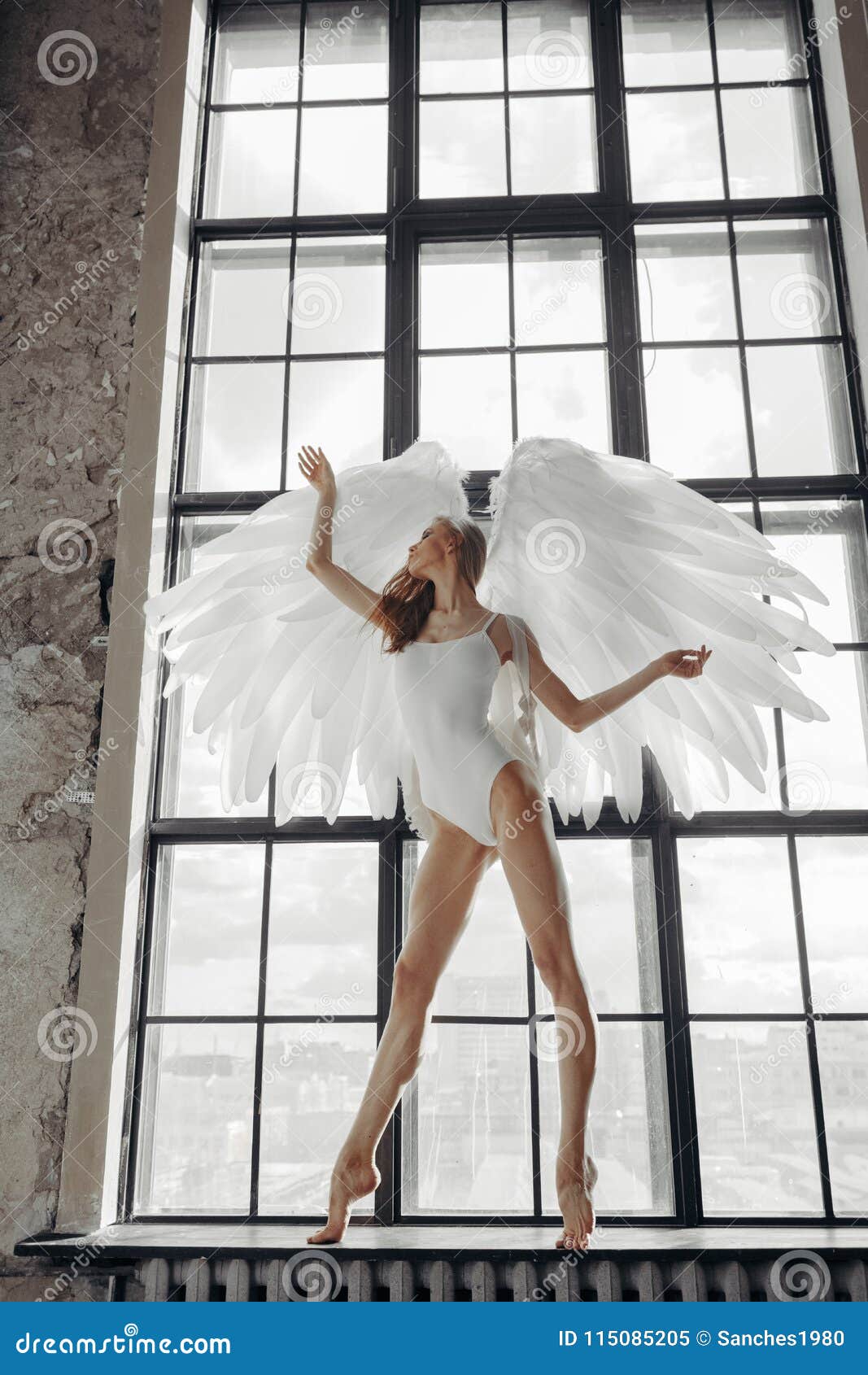 Donna Di Angelo Che Posa Nello Studio Immagine Stock - Immagine di ...