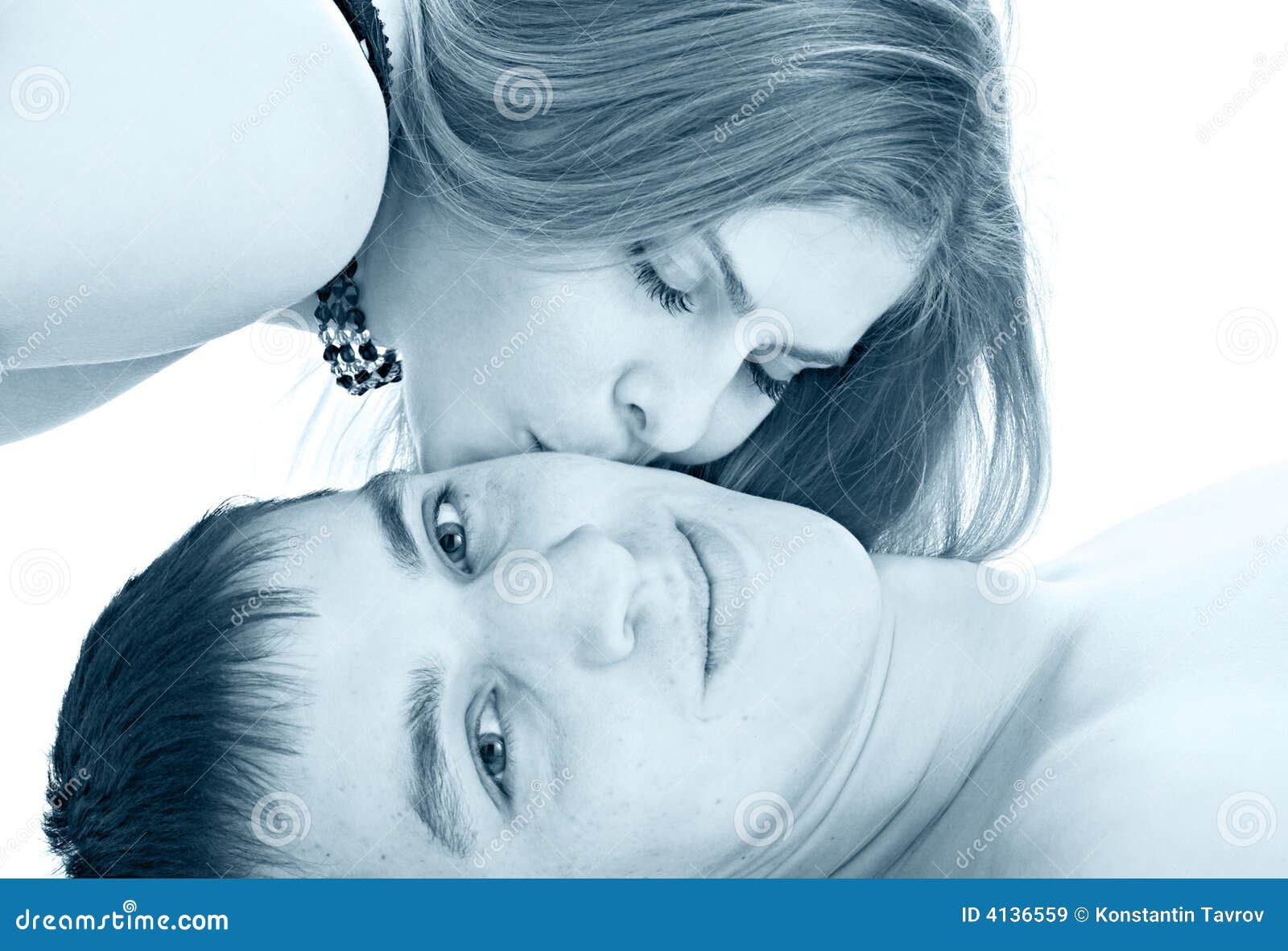 Donna di bacio immagine stock. Immagine di bellezza, monocromatico ...