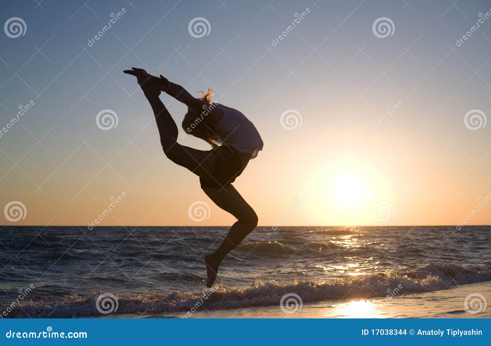 Donna di bellezza in mare fotografia stock. Immagine di azione - 17038344