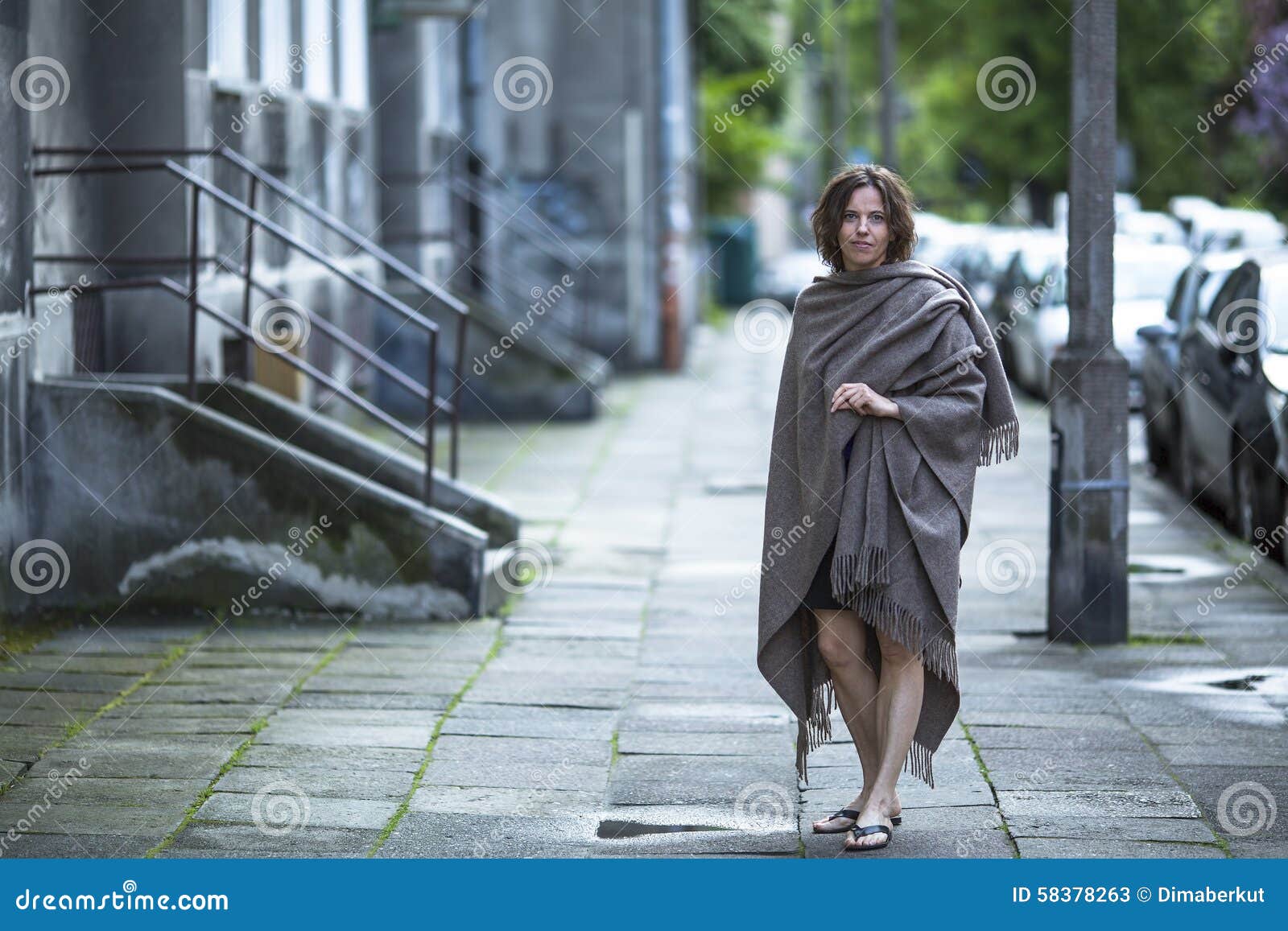 Donna Di Mezza Età Che Sta Sulla Via Immagine Stock - Immagine di ...