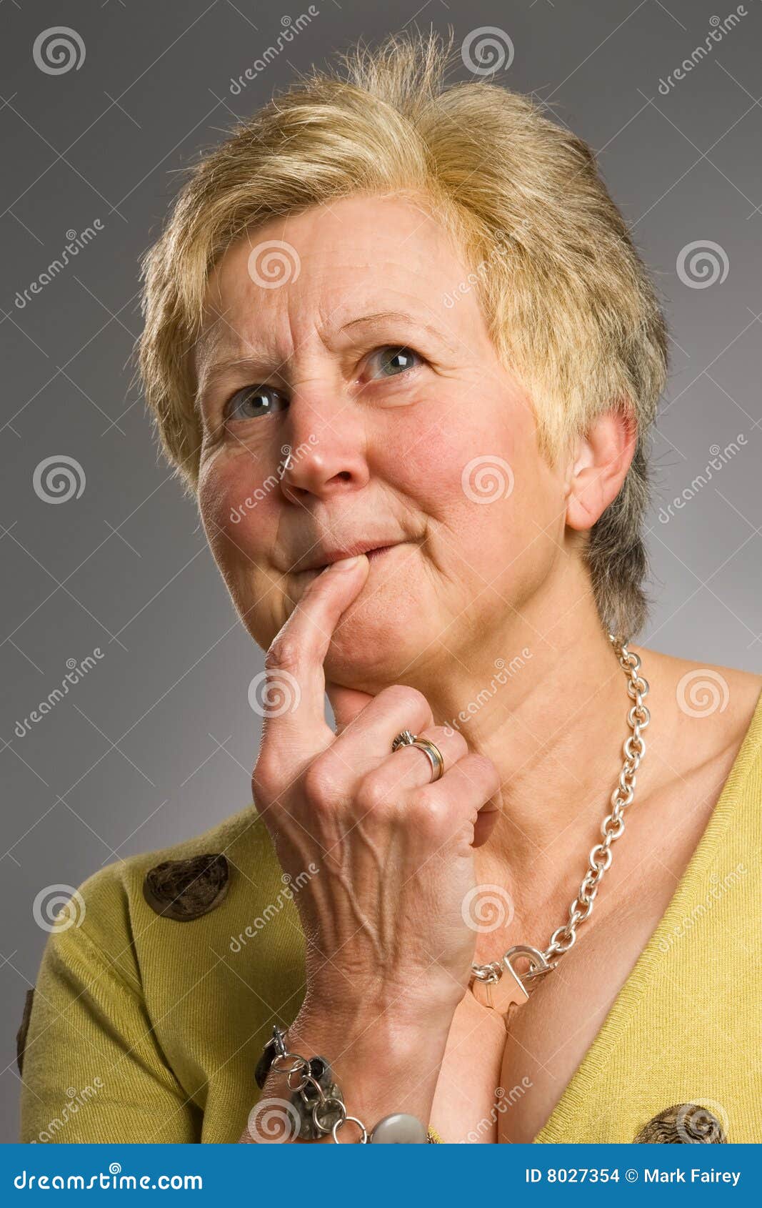Donna Di Mezza Età Con L'espressione Pensive Fotografia Stock ...