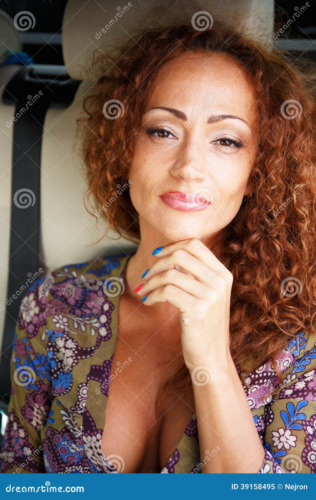 Donna Di Mezza Età Della Testarossa in Automobile Immagine Stock ...