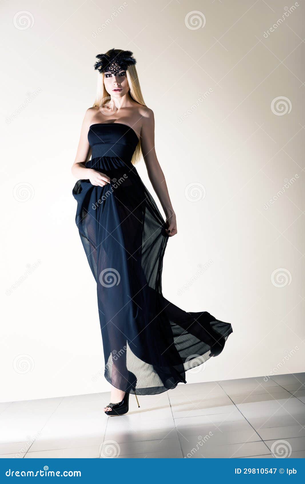 Sensualità. Donna Dinamica Alla Moda In Abito Trasparente Nero ...