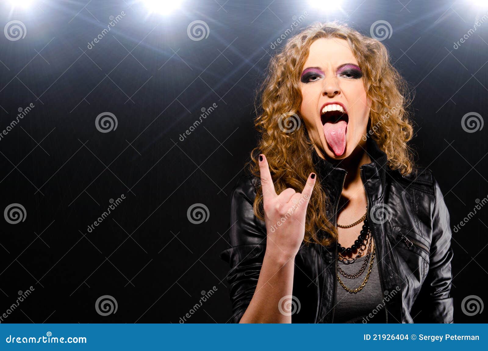 Donna di musica rock fotografia stock. Immagine di corni - 21926404