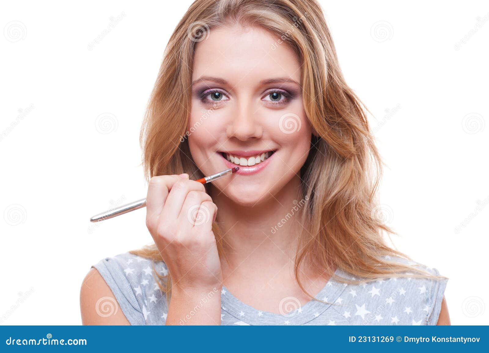 Donna Di Smiley Che Applica Rossetto Immagine Stock - Immagine di modo ...