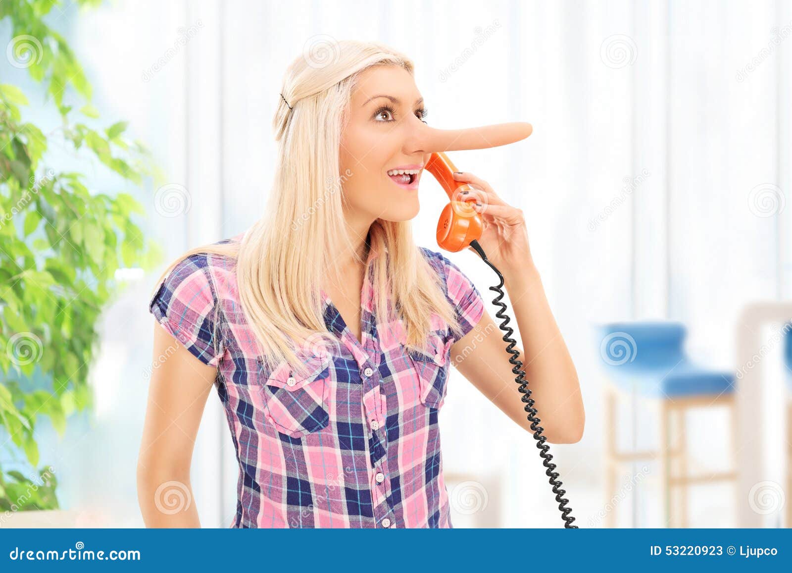 Donna Disonesta Che Parla Sul Telefono Immagine Stock - Immagine di ...