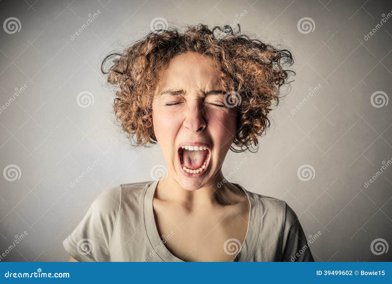 Donna disperata di grido fotografia stock. Immagine di pazzesco - 39499602