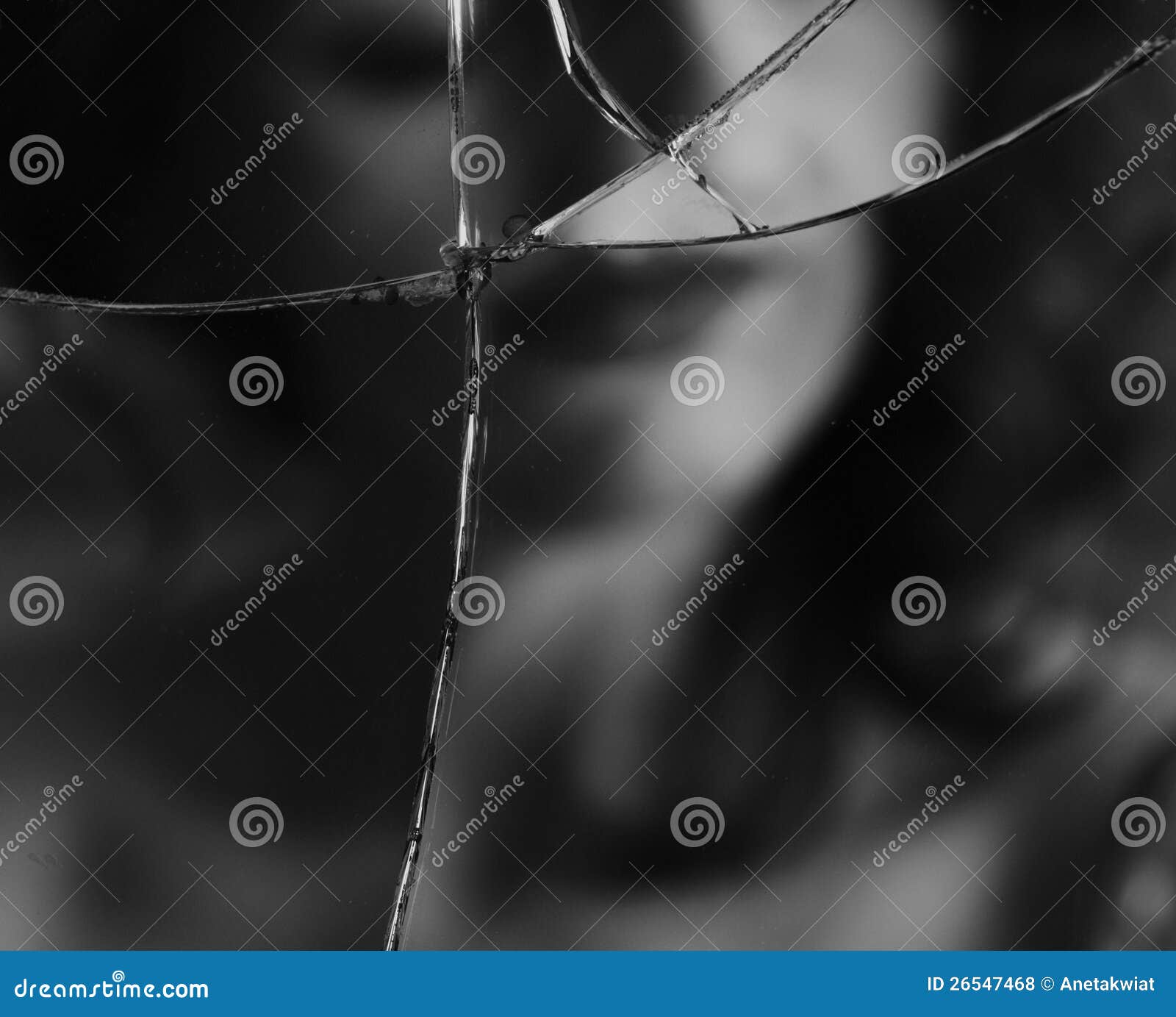 Donna e specchio rotto fotografia stock. Immagine di sconvolto - 26547468