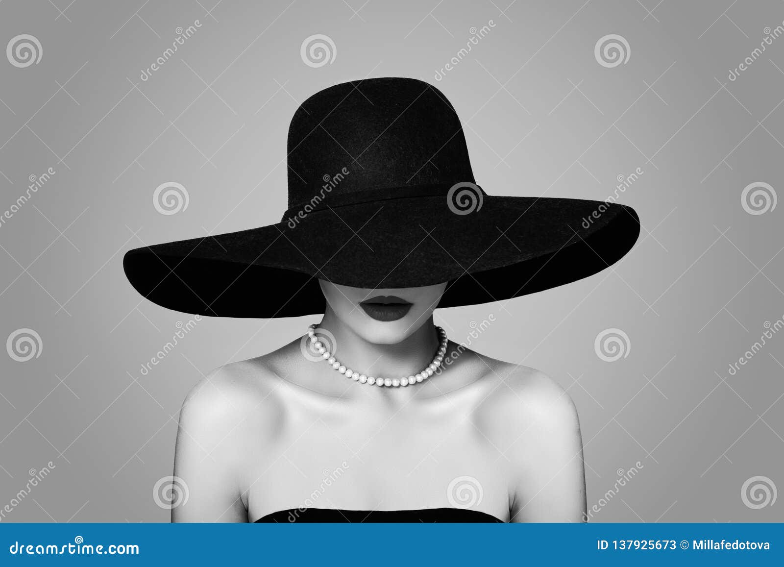 Donna Elegante in Cappello Classico, Retro Ritratto in Bianco E Nero ...
