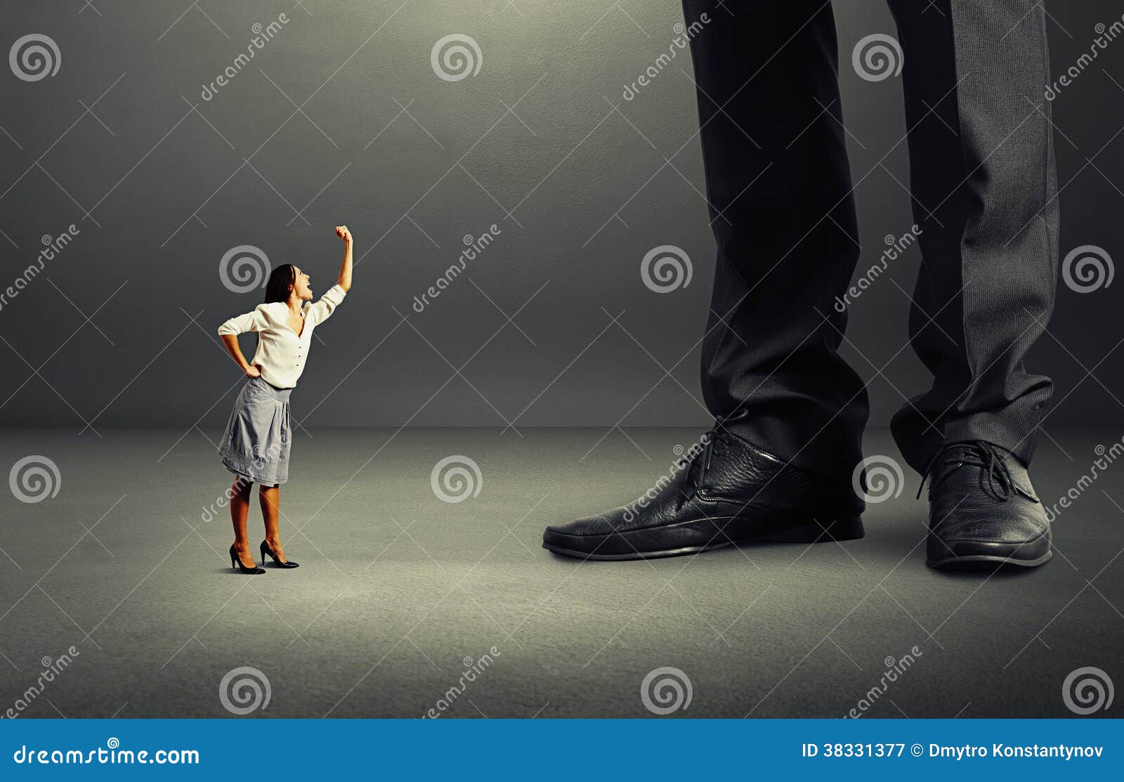 Donna Emozionale Che Grida Al Grande Uomo Immagine Stock - Immagine di ...