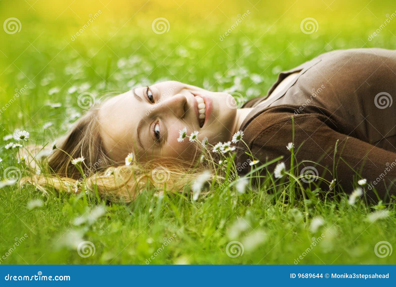 Donna Felice Che Si Trova Nell'erba Fotografia Stock - Immagine di ... Donna Felice Che Si Trova Nell'erba Fotografia Stock - Immagine di ...