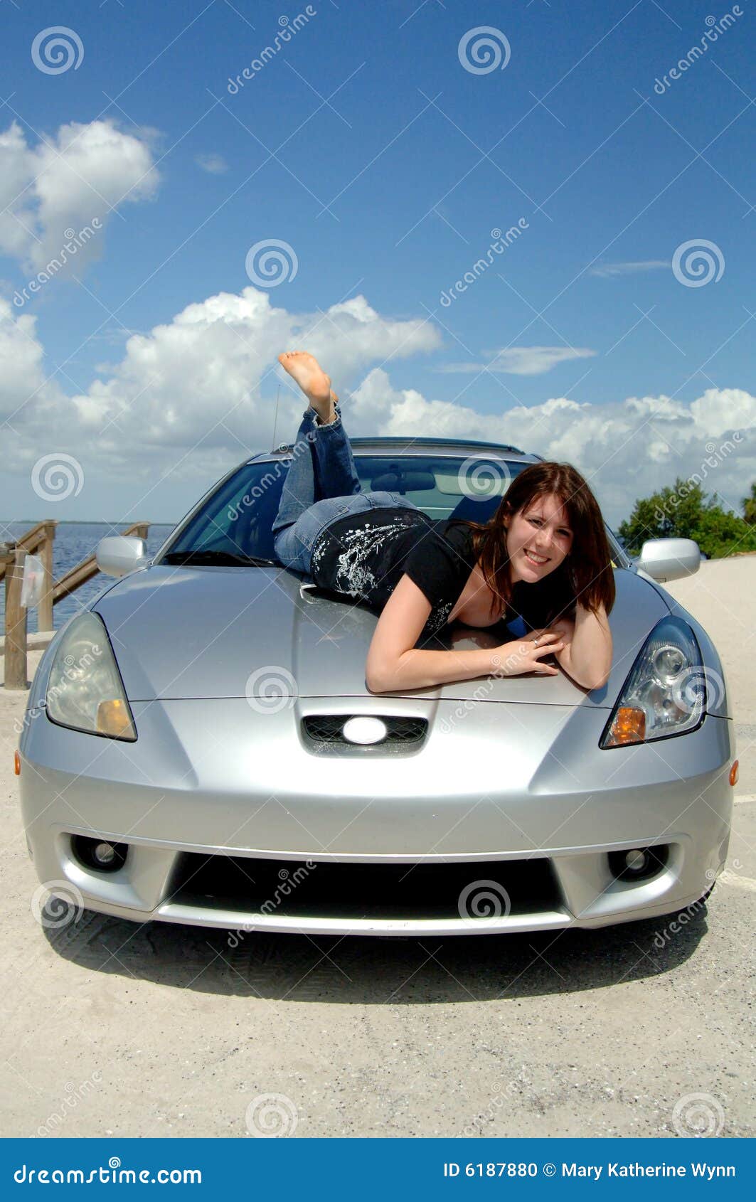 Donna Felice Che Si Trova Sul Cappuccio Dell'automobile Fotografia ... Donna Felice Che Si Trova Sul Cappuccio Dell'automobile Fotografia ...