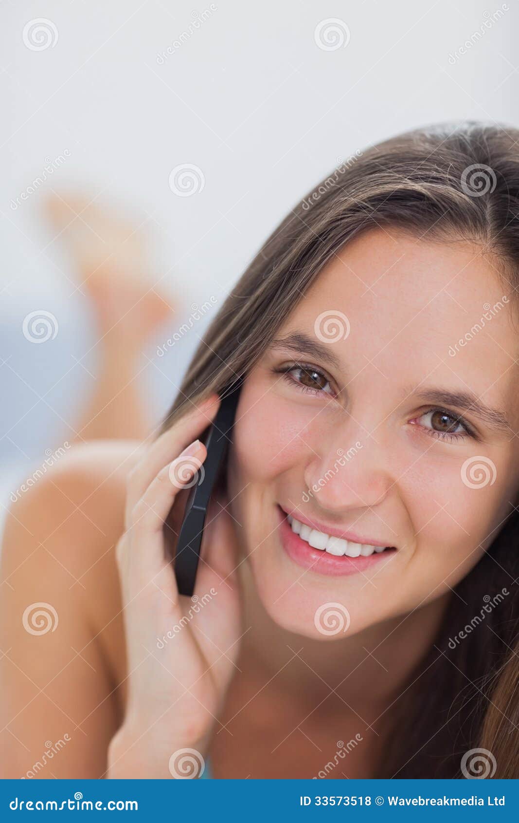 Donna Felice Che Si Trova Sul Letto Che Parla Con Il Telefono ... Donna Felice Che Si Trova Sul Letto Che Parla Con Il Telefono ...