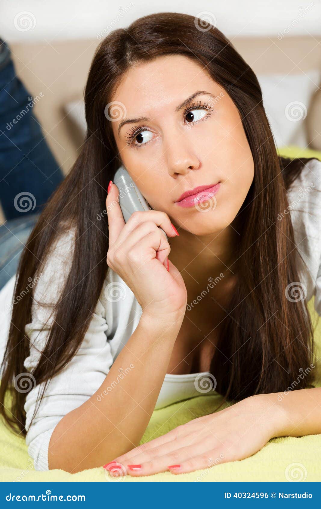 Donna Felice Che Si Trova Sul Letto Che Sorride, Parlando Sul Suo ... Donna Felice Che Si Trova Sul Letto Che Sorride, Parlando Sul Suo ...