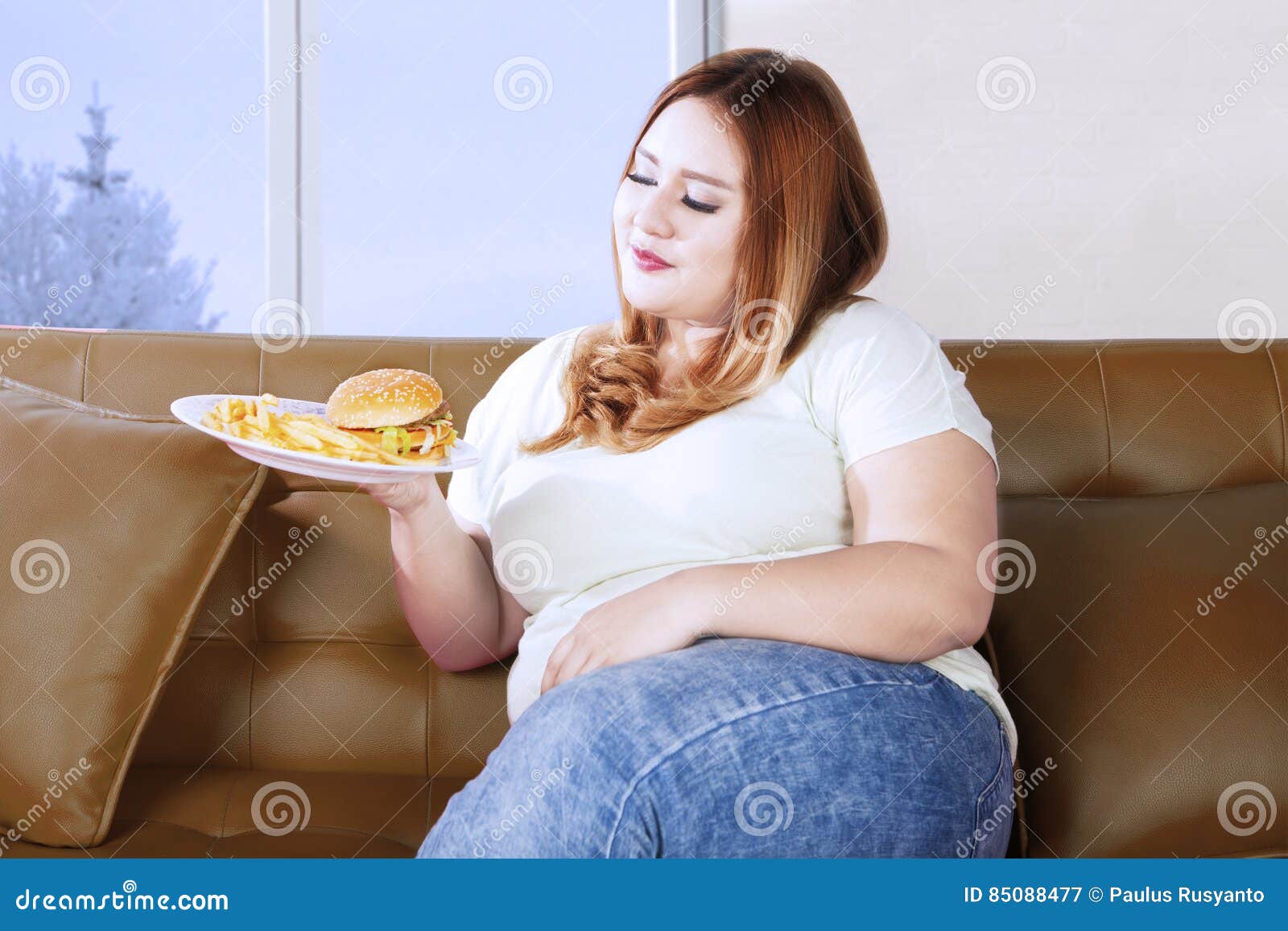 Donna Grassa Tentata Con Un Alimento Non Sano Immagine Stock - Immagine ...