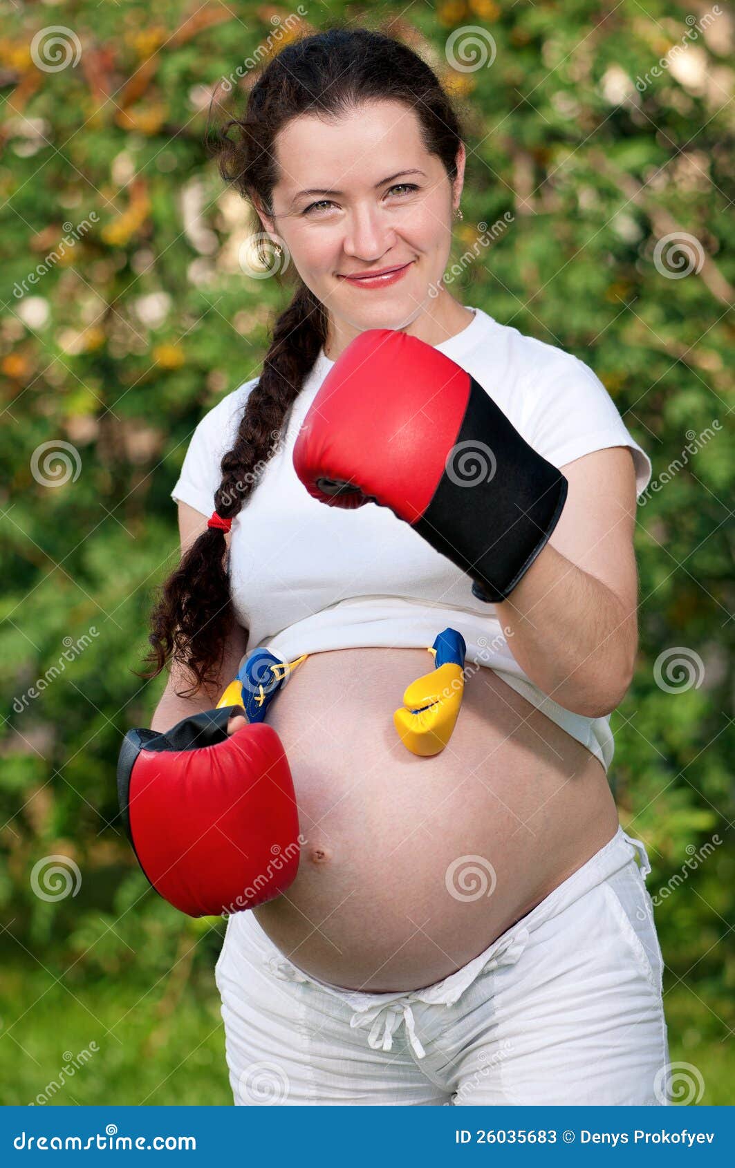 Donna incinta immagine stock. Immagine di salute, maternità - 26035683