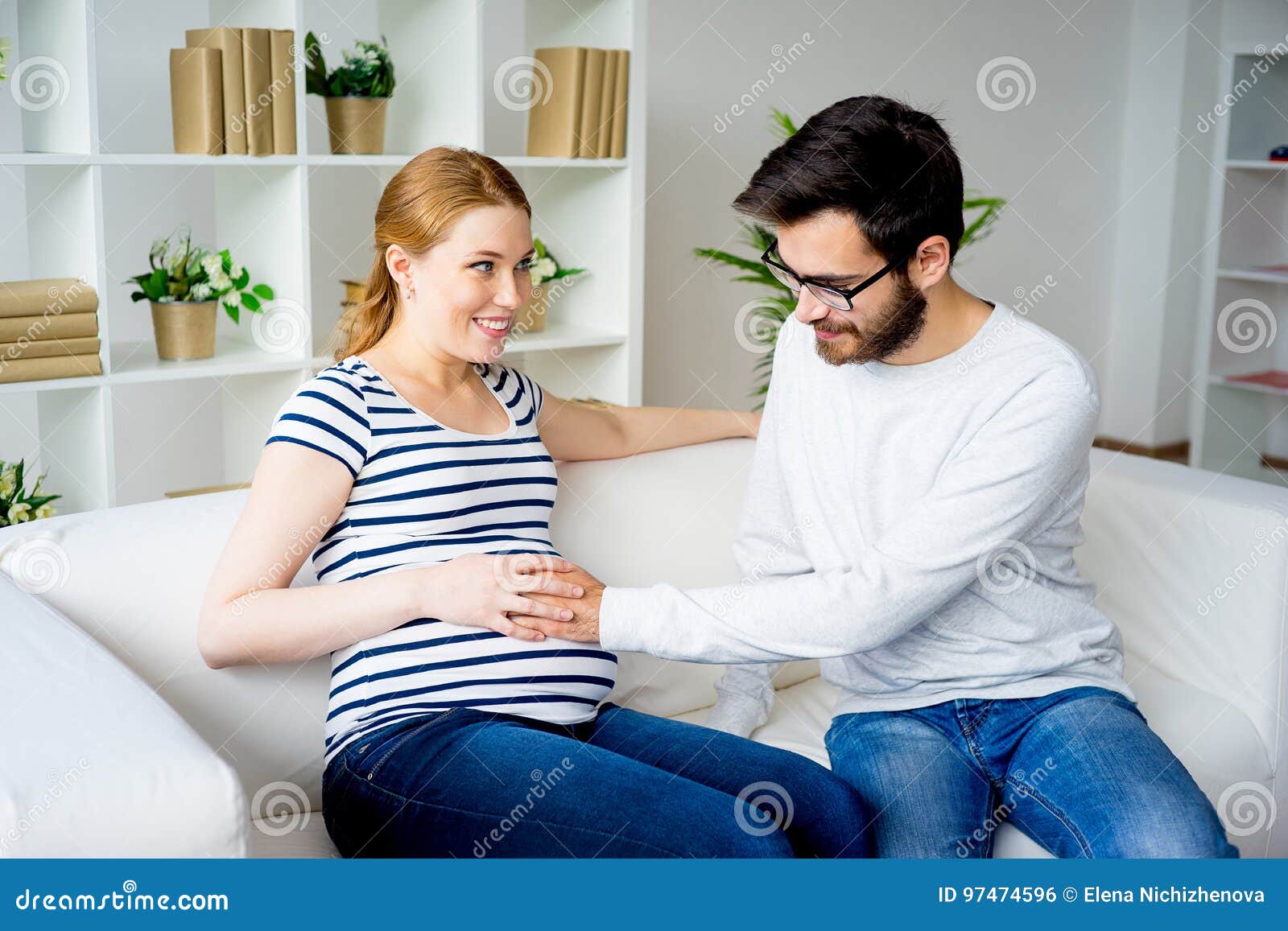 Donna Incinta Con Il Marito Fotografia Stock - Immagine di gravidanza ...