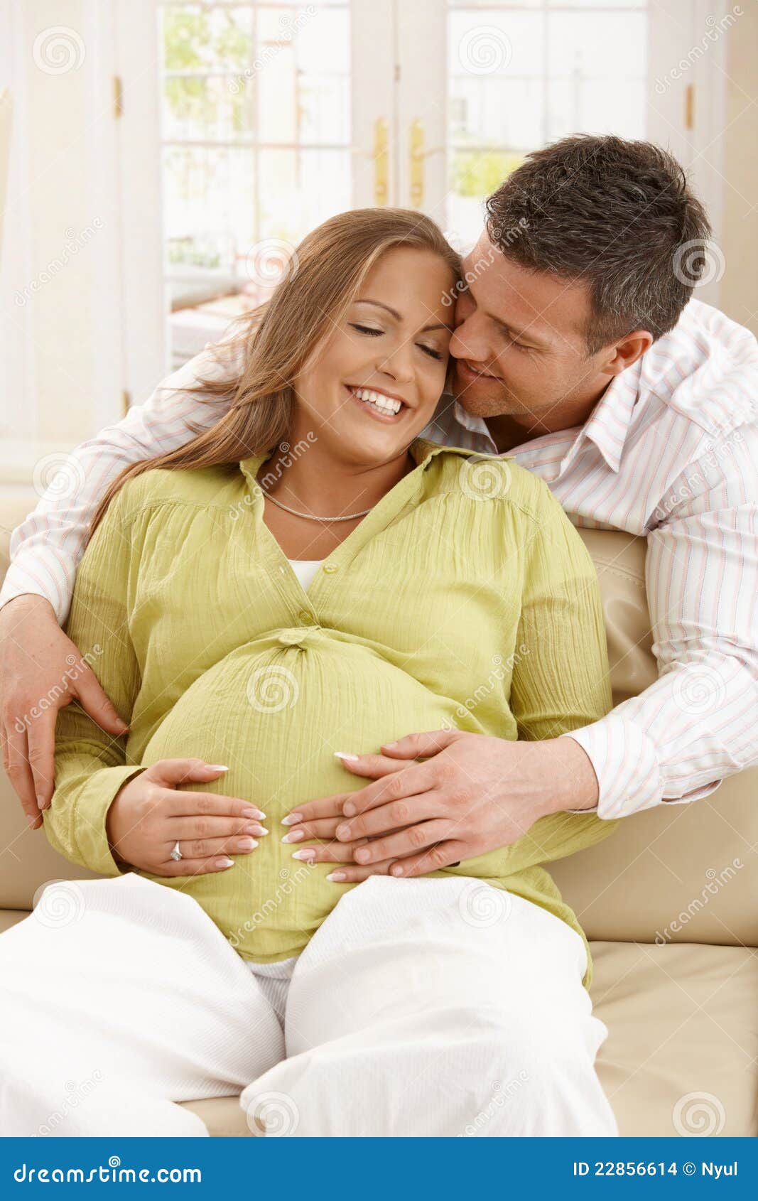 Donna Incinta D'abbraccio Dell'uomo Fotografia Stock - Immagine di ...