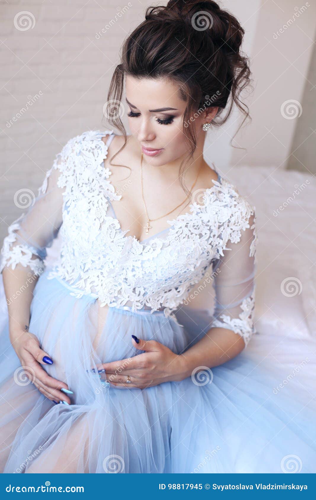 Donna Incinta Splendida in Vestiti Eleganti Immagine Stock - Immagine ...